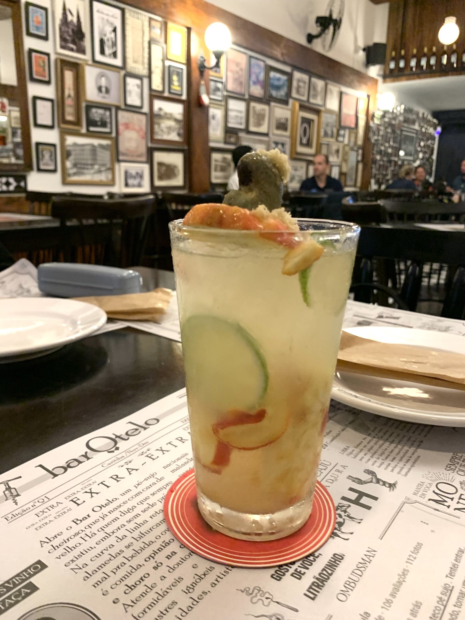 Caipirão de caju e “petiscos raiz” no bar Otelo – Where Curitiba